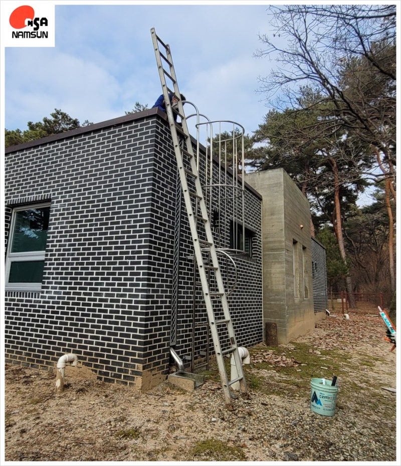 스텐사다리안전망사다리등받이사다리판넬공장 외벽 사다리판넬창고 외부사다리비상사다리피난사다리방호울사다리스텐공사 주