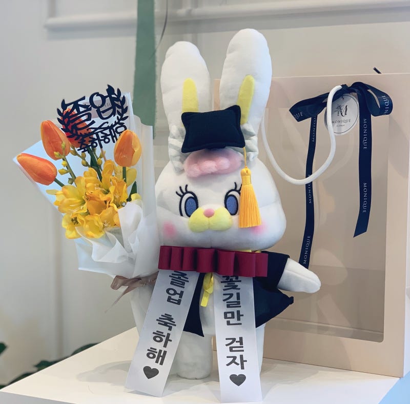 졸업다발 인형다발 모니크플라워 모니크 대구꽃집 반월당꽃집 남산동꽃집 청라언덕역꽃집 대구꽃다발 대구꽃바구니 대구졸업다발 대구