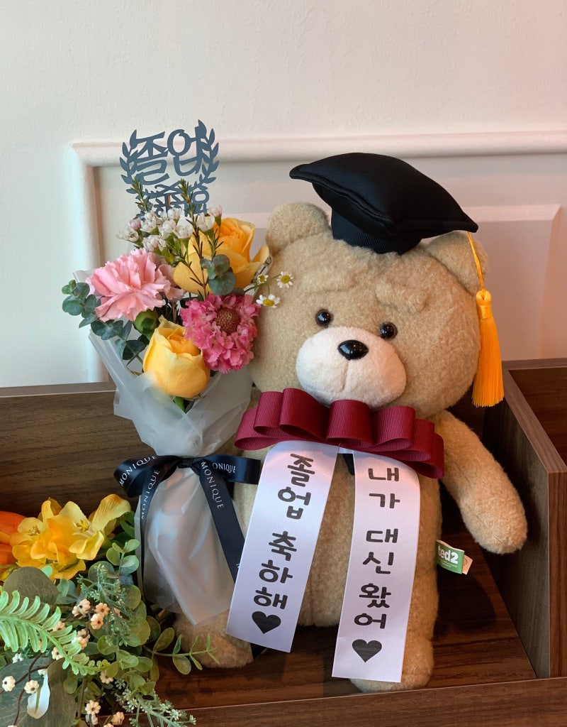 졸업다발 인형다발 모니크플라워 모니크 대구꽃집 반월당꽃집 남산동꽃집 청라언덕역꽃집 대구꽃다발 대구꽃바구니 대구졸업다발 대구