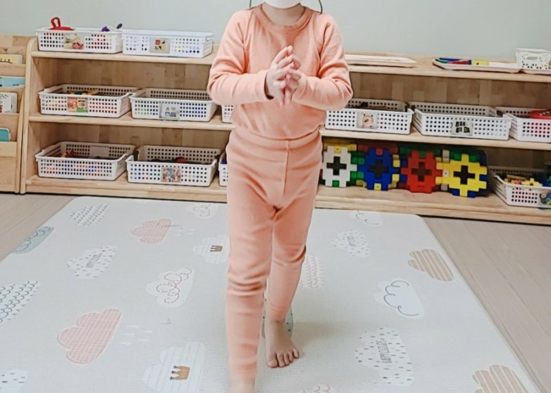 호반아이사랑♡ 만2세발달과정발달수준발달특성 만2세대근육박수소리에맞춰걸어요 만2세박수신체놀이 만2세바깥놀이대체활동숲돗자리놀이 만2