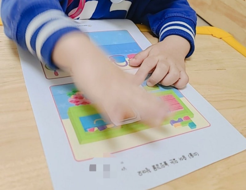 호반아이사랑♡ 만2세발달과정발달수준발달특성 만2세미술소근육숨어있는놀잇감을찾아요 만2세탐색언어쓰기끼적이기여러가지종이 질감탐색하기