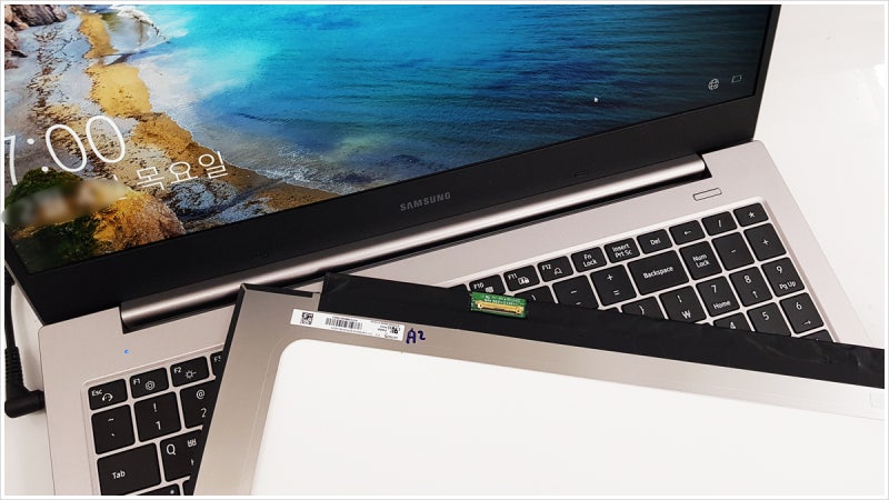 화면이 깨진 NT550XCJ 삼성 노트북의 수리과정과 분해방법을 정리했어요. : 네이버 블로그