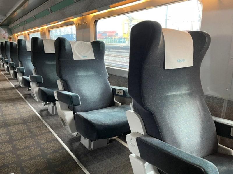 Ktx 특실 좌석 타고 부산행 여행가보기 일반석과 차이점 (특실 콘센트, KTX 특실 서비스물품) : 네이버 블로그