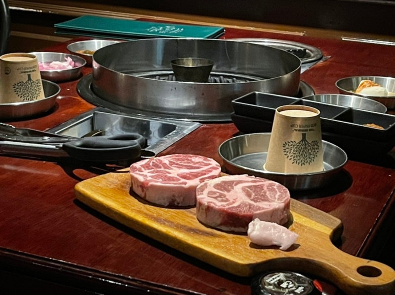 동대문 목살 맛집 그릴 1492 본점 메뉴 및 가격 꽃목살 된장찌개 치즈 계란찜 카스 맥주 명이나물 물냉면 돼지 고깃집 삼겹살