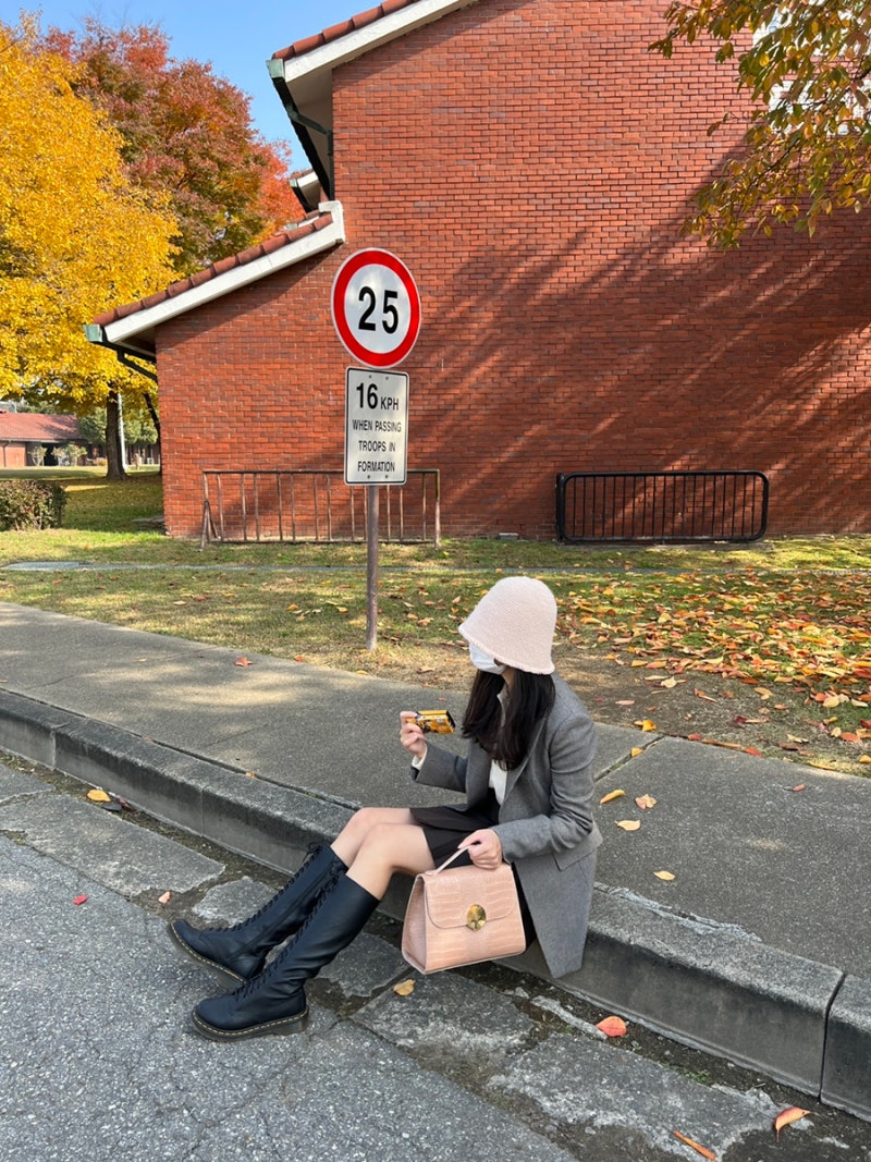 20211105 20대 여자 데일리룩 기온별옷차림 오늘날씨서울옷차림 가을 8도 20도 자켓 벙거지 버킷햇 니트 닥터마틴