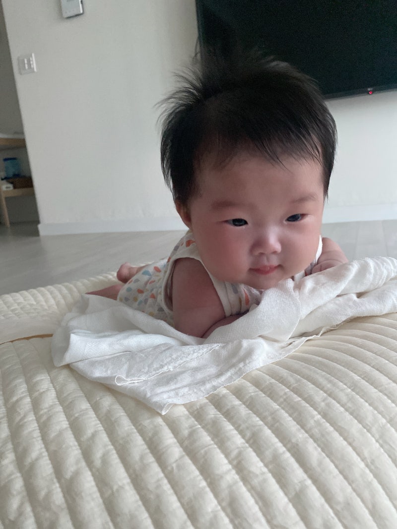 신생아 터미타임 아기 목 가누는 시기 첫 뒤집기 시기 네이버 블로그