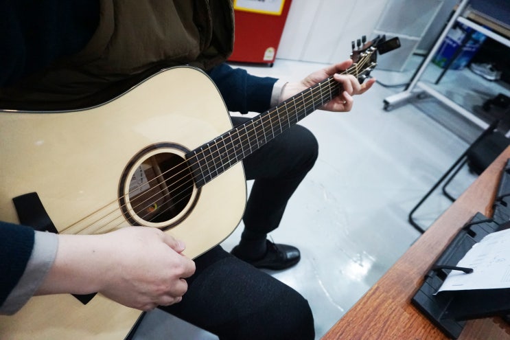 플리뮤직 일상 광교 통기타 우쿨렐레 성인 음악학원 플리뮤직 12월 마지막주 통기타와 우쿨렐레 원데이 클래스 레슨 풍경 취미