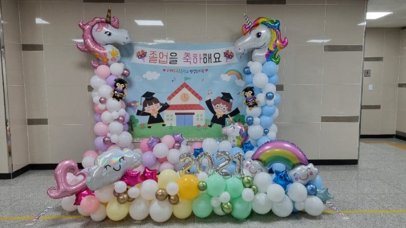 졸업을축하합니다🎓 위려늘푸른초등학교병설유치원 졸업식장식 졸업식풍선장식 무대장식 무대풍선장식 포토존장식 포토존풍선