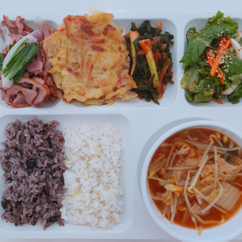 단체급식 메뉴모음김치콩나물국 훈제오리찜 베이컨감자전 채소겉절이 만들기12월 구내식당 식단표와 레시피 네이버 블로그