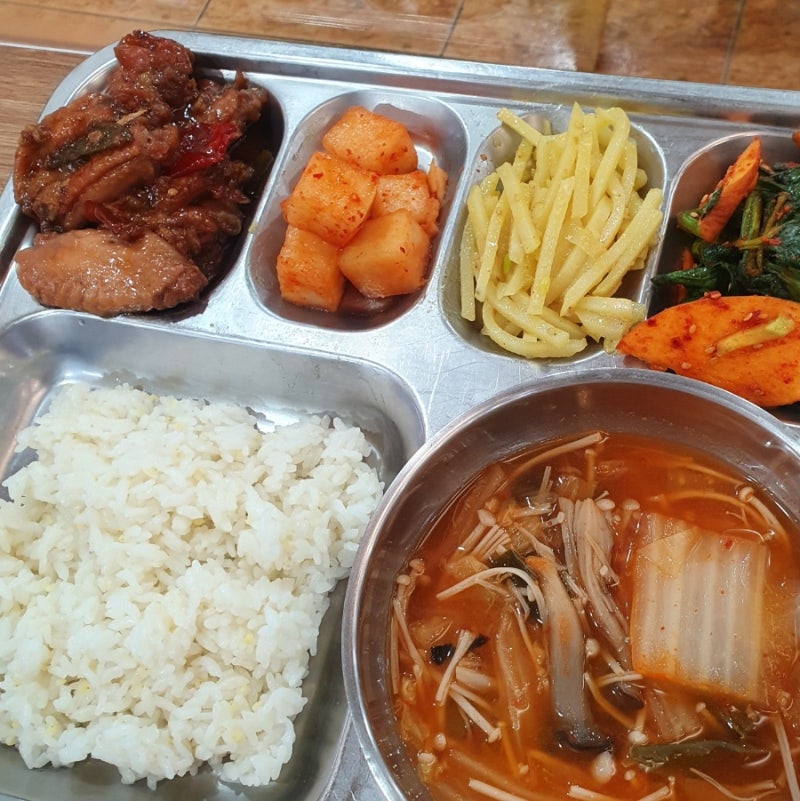 오늘도급식 닭날개간장조림 버섯매운탕 감자채카레볶음 시금치겉절디 네이버 블로그