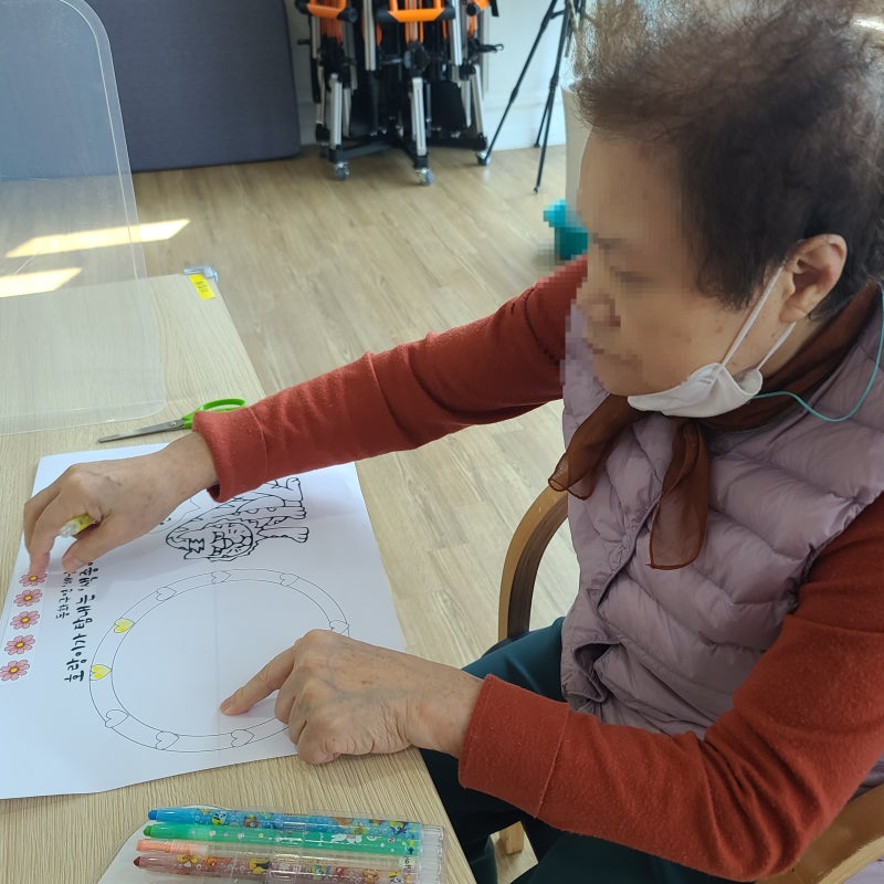 광명노인주간 보호 센터 시니어데이케어주은 광명센터미술활동동화구연 해님달님 호랑이가 탐내는 색종이 오색떡 만들기