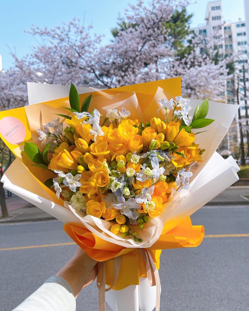 델피늄 살포시 내려앉은 프리지아 꽃다발 노랑꽃다발 실키델피늄 봄꽃다발 밝은꽃다발 아내꽃다발 여자친구꽃다발 수원꽃집