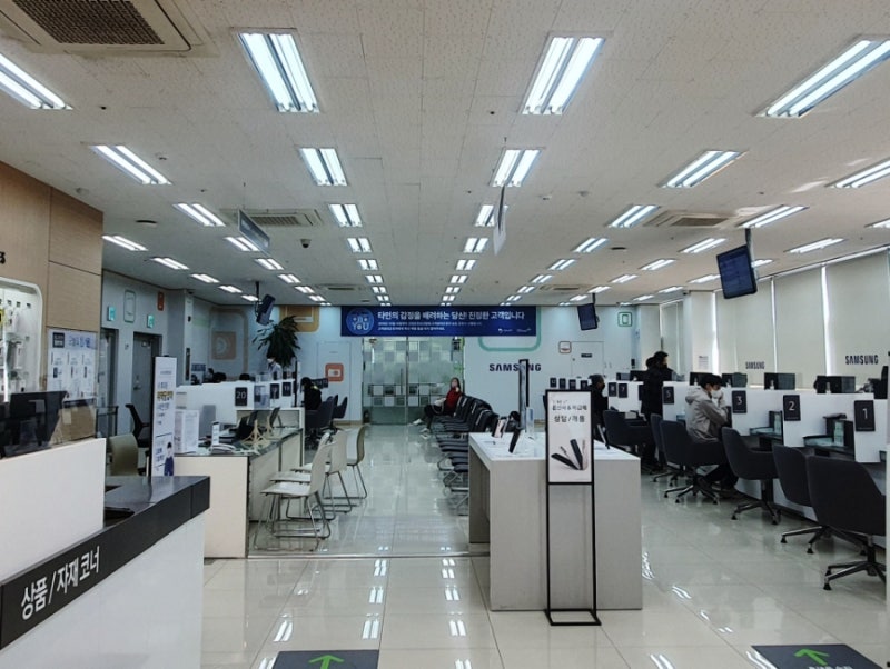 삼성전자서비스 왕십리휴대폰센터 핸드폰 밧데리 교환수리 송풍구 핸드폰거치대 차량용고속충전기 고속충전기선 구입 액정보호필름 교체