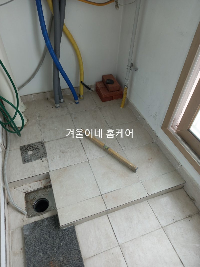 세탁기 다리에 벽돌을 고정시킨 부분이 흔들리고 움직이는 문제 타일로 바닥 받침대를 변경해주는 작업 서울 강서구 내발산동 현장