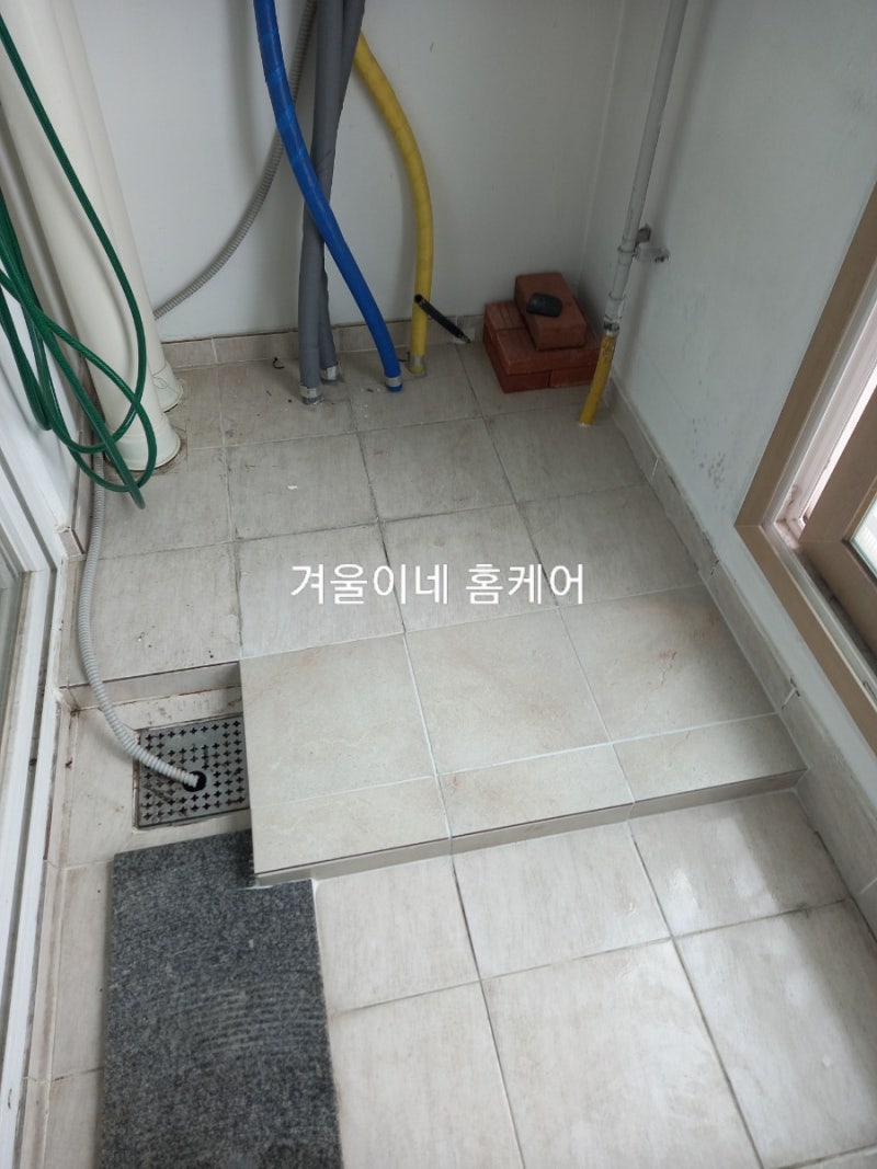 세탁기 다리에 벽돌을 고정시킨 부분이 흔들리고 움직이는 문제 타일로 바닥 받침대를 변경해주는 작업 서울 강서구 내발산동 현장