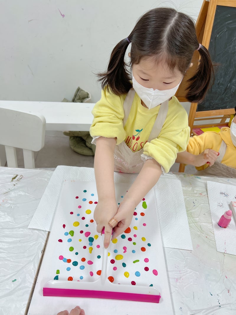 기법활용물감이방울방울백드롭페인팅물감페인팅스퀴시활용그림액자대전미술학원대전바우처아트키즈팩토리어린이미술활동