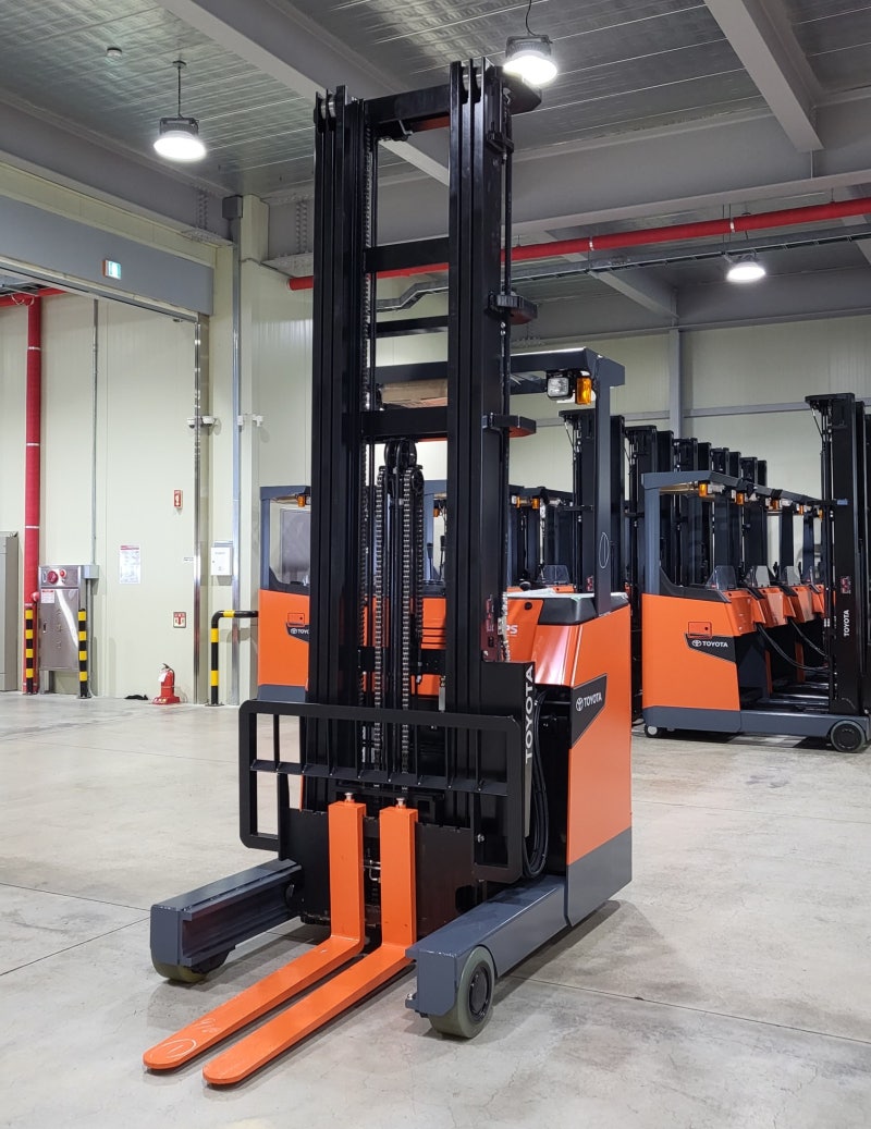 [토요타지게차] 지게차계의 걸작! 도요타 리치 지게차 · 입승식 지게차 · 입식 지게차 "8FBR 시리즈" 소개 : 네이버 블로그