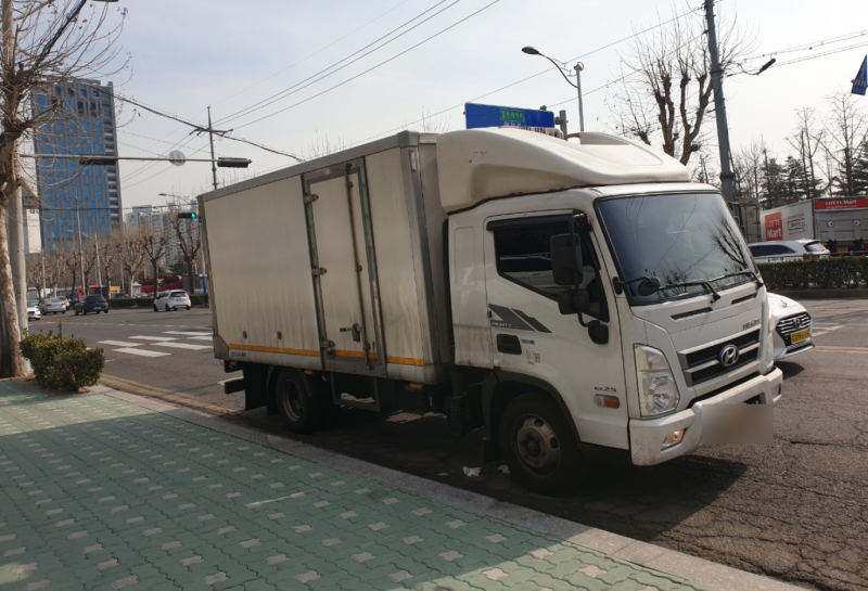 올뉴 마이티 앞유리교환 Mighty 상용차 트럭 돌빵으로 파손된 정품 자동차유리교체 및 솔라열차단썬팅 시공과정 후기와 자동차유리교환 시 수리가격 정보 안내 네이버 블로그