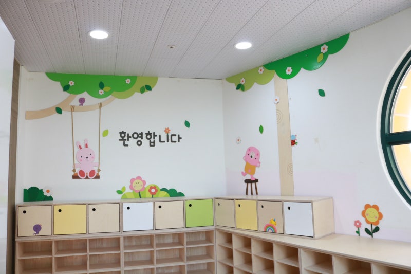 봉래초등학교병설유치원현관벽면장식입구신발장교사신발장입구게시판복도유아책장책꽂이유아주방소꿉놀이앤스나무그리고주식회사앤스