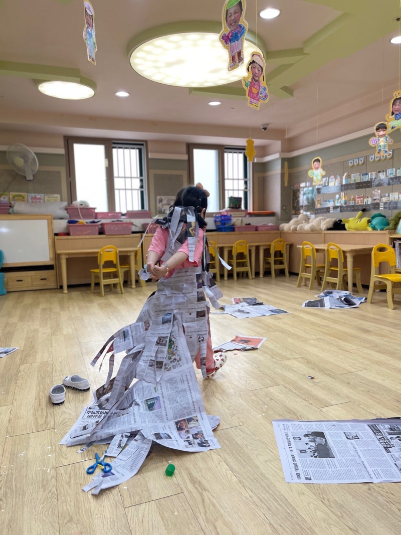 [부산 초읍동 예종유치원] 정크놀이: 신문지 놀이 : 네이버 블로그