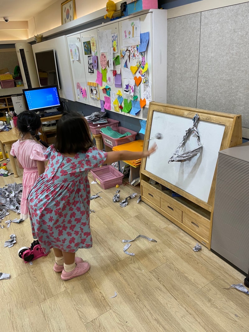 [부산 초읍동 예종유치원] 정크놀이: 신문지 놀이 : 네이버 블로그