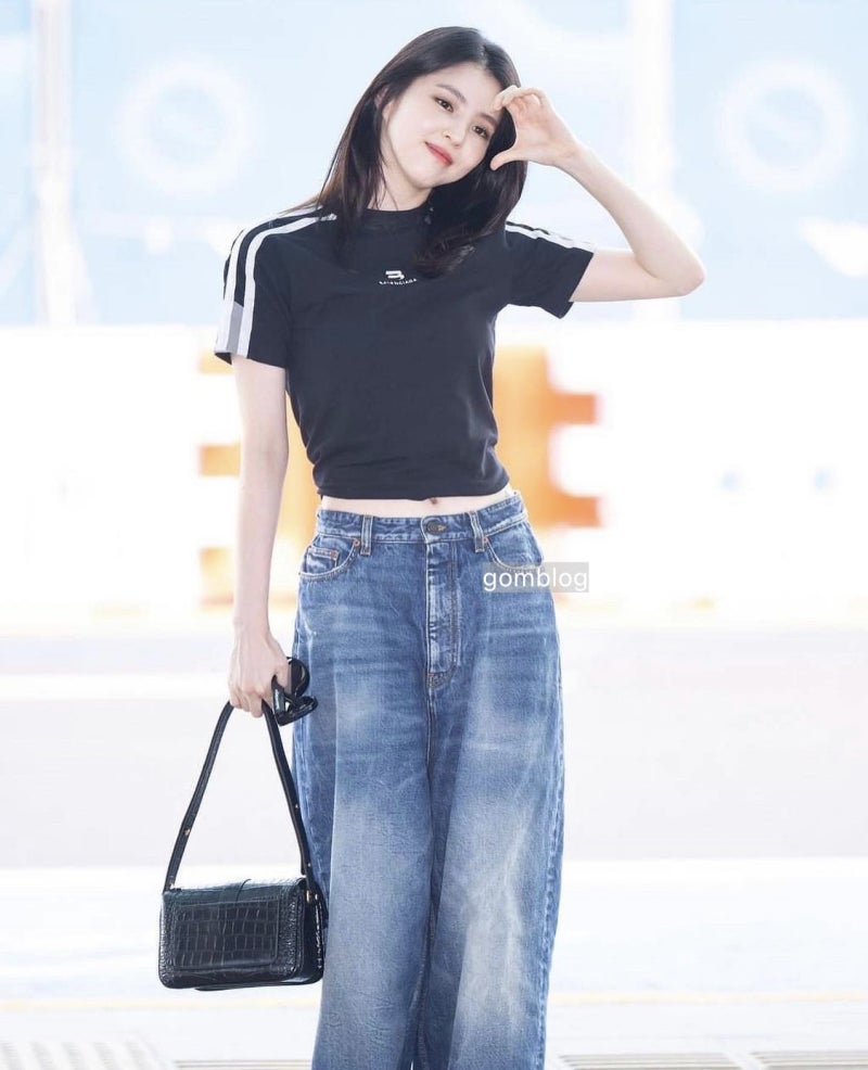 한소희 공항패션 발렌시아가 가방 크롭티 청바지 힙해 골반타투 네이버 블로그