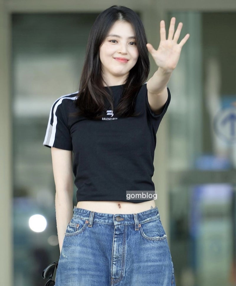 한소희 공항패션 발렌시아가 가방 크롭티 청바지 힙해 골반타투 네이버 블로그