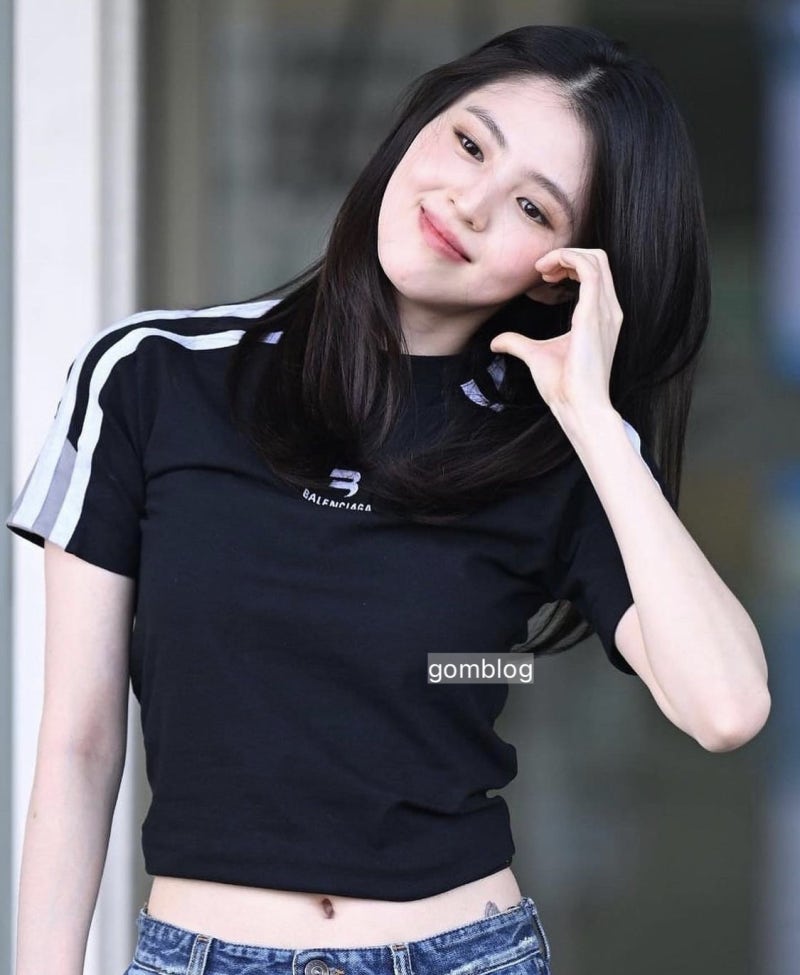 한소희 공항패션 발렌시아가 가방 크롭티 청바지 힙해 골반타투 네이버 블로그