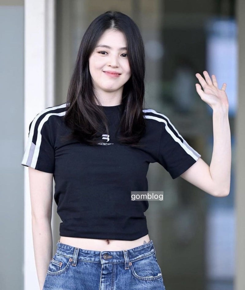 한소희 공항패션 발렌시아가 가방 크롭티 청바지 힙해 골반타투 네이버 블로그