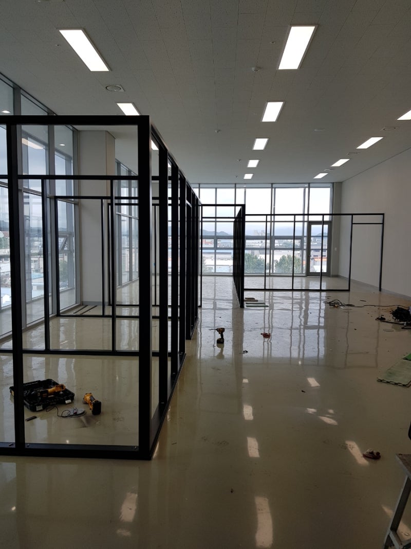 대구 중리동 디센터1976 사무실 칸막이 공사. 유리칸막이.샷시칸막이.래핑칸막이.강화도어.유리문 : 네이버 블로그