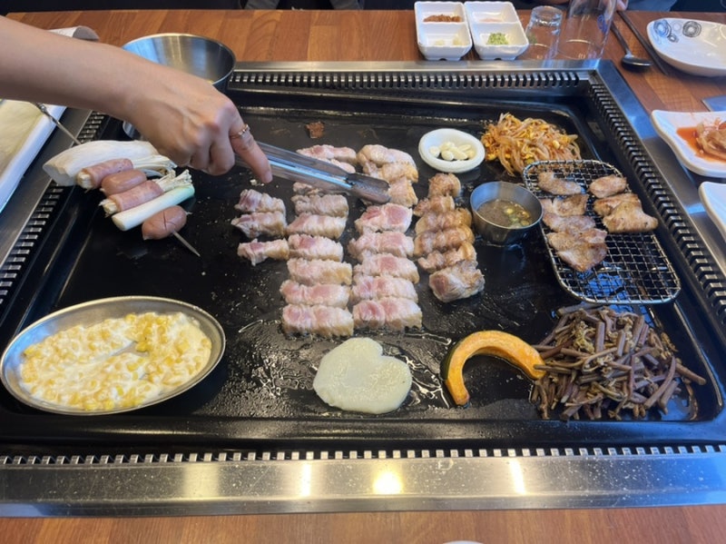 김해삼계동맛집 화돈화우 직접 구워주는 프라이빗한 룸식당 화려한 불쇼까지 네이버 블로그