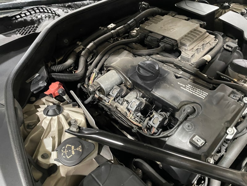 중고차 성능보증보험 보증 수리 Bmw 528i 엔진오일 누유로 인한 실린더헤드로커 암 커버 And 오일 팬 가스켓 교체