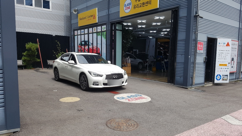 인피니티 Q50 앞유리교체 돌빵칩 파손으로 Infiniti 정품 유리교체와 쏠라열차단썬팅을 패키지로 수리한 과정 소개와 내차 유리수리시 정확한 설치가격 정보 안내