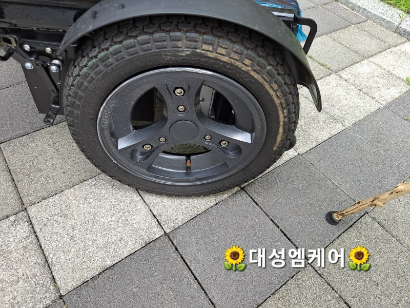 대전 유성 전동휠체어 GK11 수리 💛 AS 뒷바퀴 튜브 교체 / 대전 휠체어 매장 : 네이버 블로그