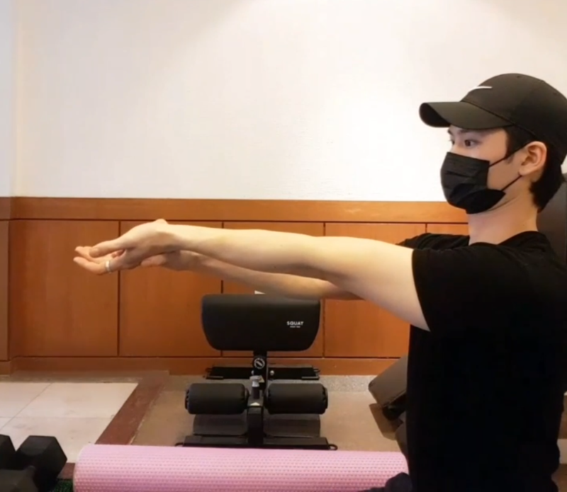 팔 스트레칭 모음이두근 삼두근 오훼완근 상완근 상완요골근 원회내근 네이버 블로그