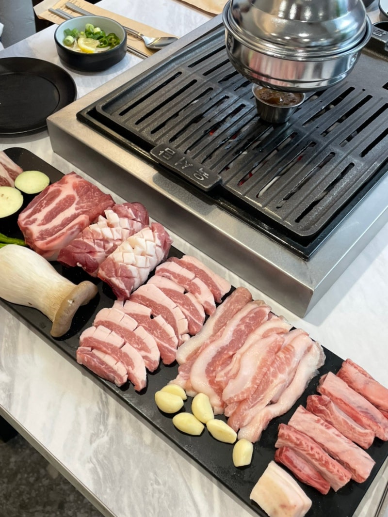 서울대입구 맛집 육서담 샤로수길 고기집 숙성 돼지고기와 숯불 그릴링 서비스로 육즙과 풍미 가득한 고기맛 한정판 육서담 시그니쳐