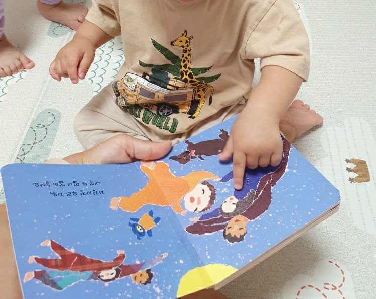 호반아이사랑♡ 만0세발달과정발달특성발달수준 언어활동 듣기말하기읽기내가좋아하는책장을넘겨요 어휘확장 그림책탐색하기 의사소통 역할