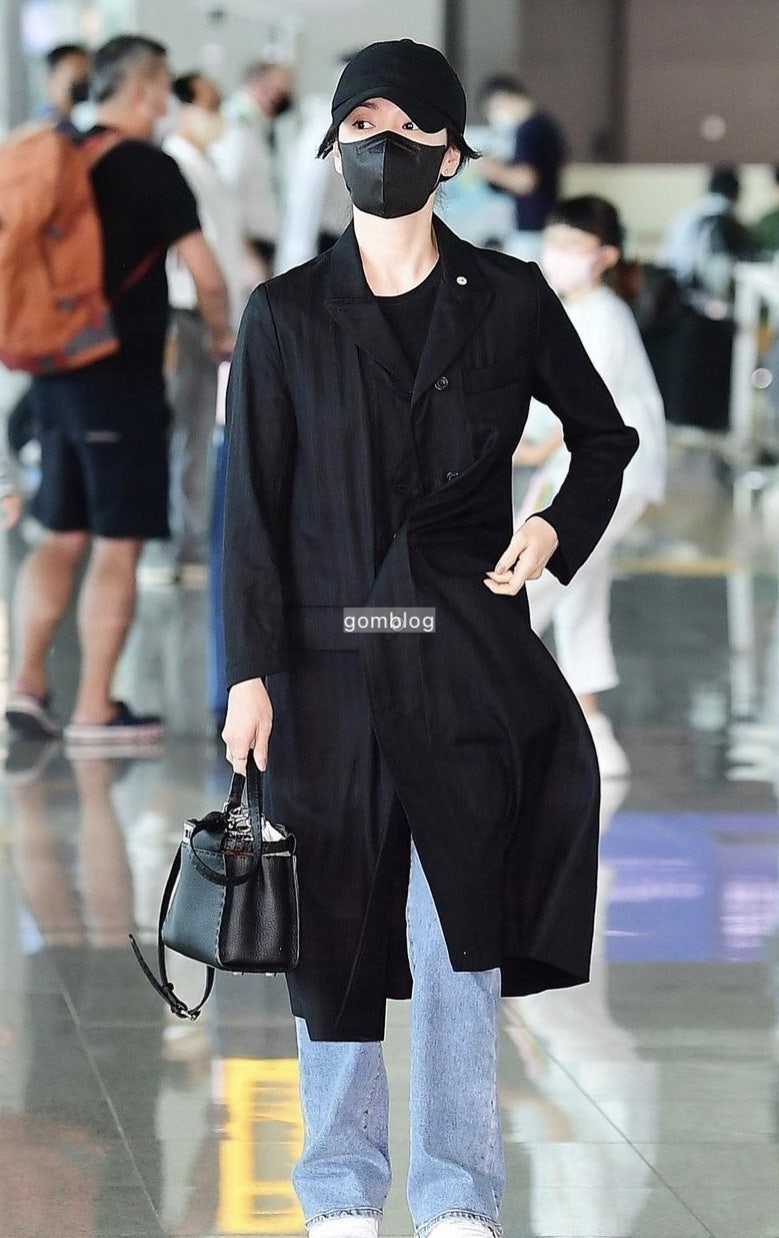 송혜교 시크한 공항패션 속 토트백 브랜드는 펜디가방 피카부 미니 네이버 블로그