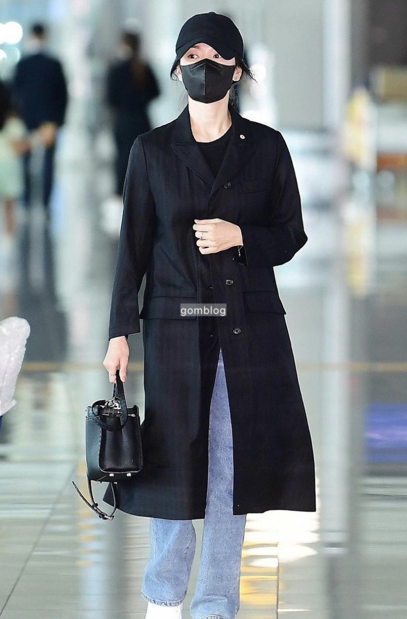 송혜교 시크한 공항패션 속 토트백 브랜드는 펜디가방 피카부 미니 네이버 블로그