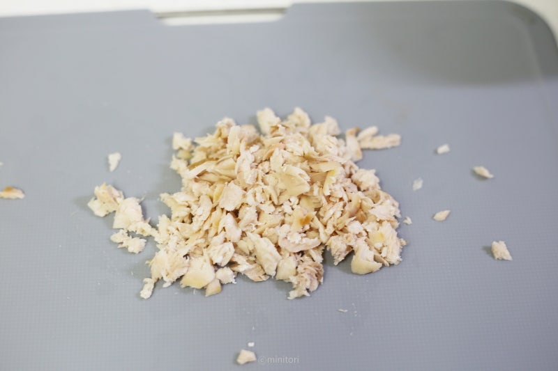 D245 중기토핑이유식 식단 홍미잡곡죽 소고기가지양파조림 토마토오이팬케이크 청경채 연어비트땅콩배소스 키위요거트