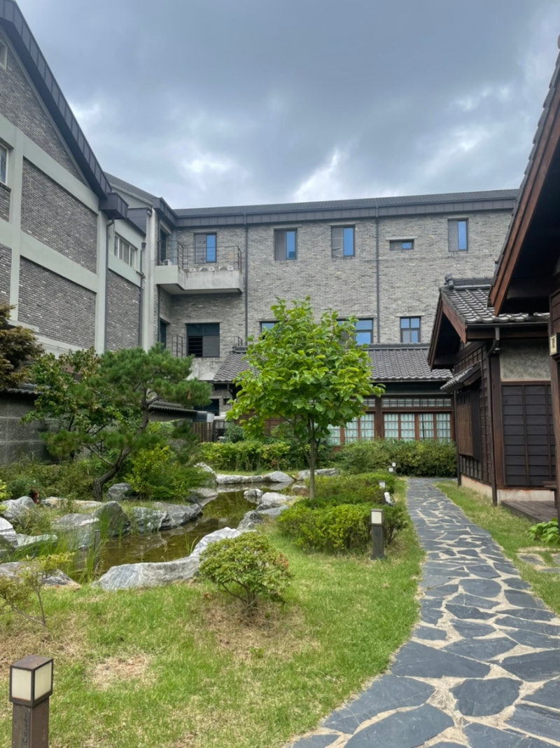 군산 당일치기 뚜벅이 여행 기록 지린성 근대문화관 초원 사진관 모어앤모어 신흥동 일본식 가옥 말랭이마을 카페
