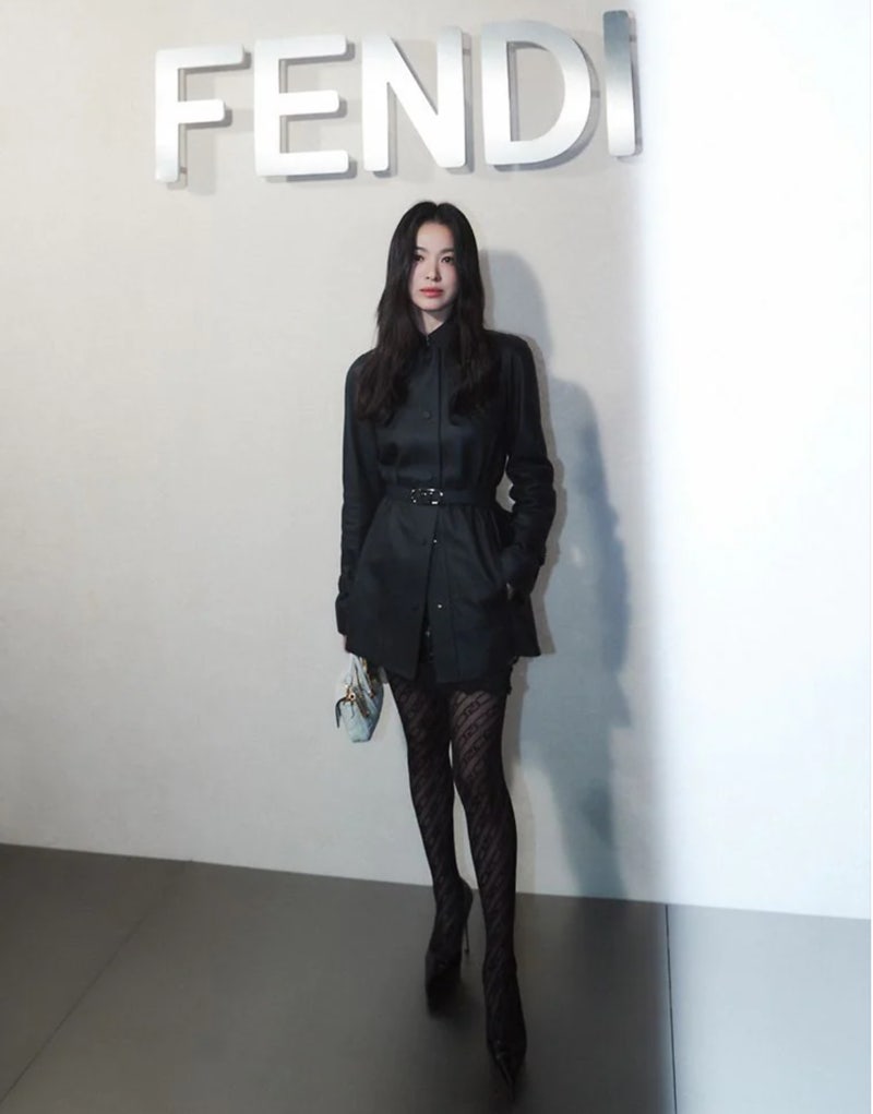송혜교 펜디 가방 더 예뻐진 올 블랙 패션 Ootd 속 자켓 바게트백 살펴보기 네이버 블로그