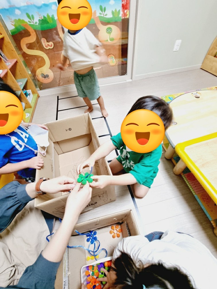 호반아이사랑♡ 만2세발달과정발달특성발달수준 4세놀이 4세발달 연계활동 소근육종이상자로기차를만들어요 역할기관사가되어요 우유갑기차