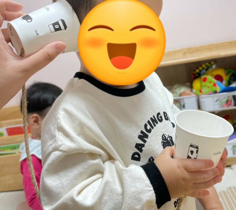 호반아이사랑♡ 만0세발달과정발달특성발달수준 대근육구멍속두더지놀이를해요신체발달 활동준비물 놀이팁 듣기말하기읽기종이컵을통해말해요