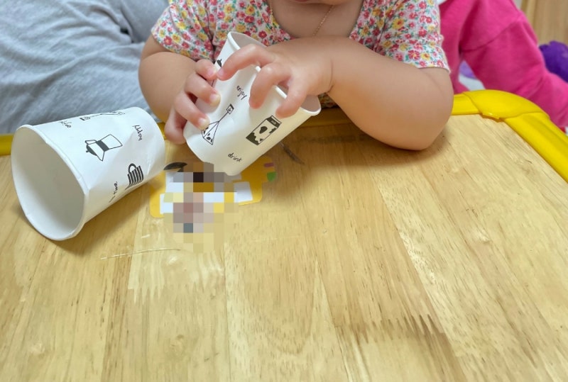 호반아이사랑♡ 만0세발달과정발달특성발달수준 대근육구멍속두더지놀이를해요신체발달 활동준비물 놀이팁 듣기말하기읽기종이컵을통해말해요
