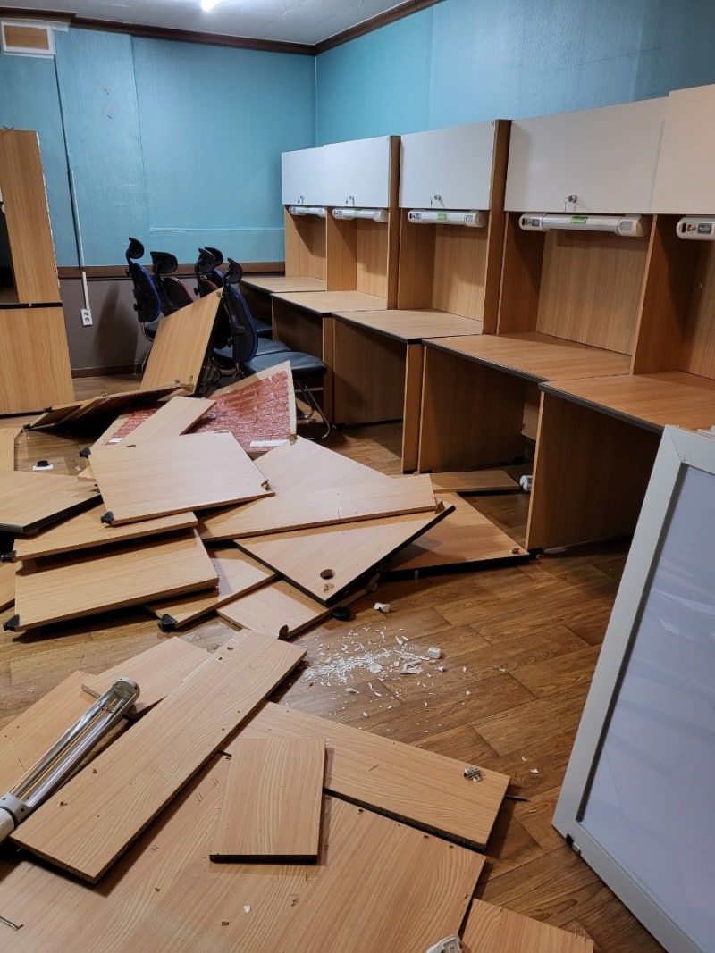 오산철거 폐업매장점포 상가 사무실 원상복구 데크 학원 바닥 천장 가벽 옹벽 샌드위치판넬 구조물 불법건축물 싱크대 붙박이장 경력