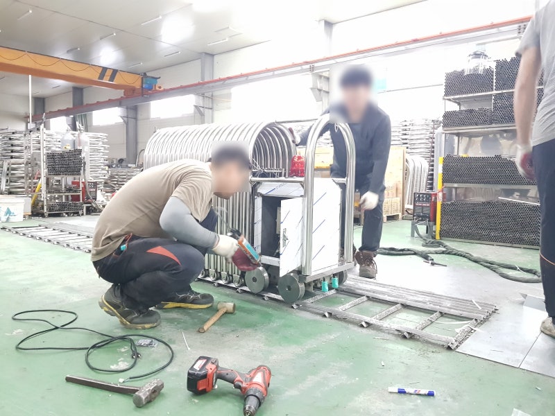 공장 정문에 알미늄 무레일전동자바라 1대와 알루미늄 자바라 대문15m 제작후 현장 설치 시공사례`입니다 강원도 제천 제천시