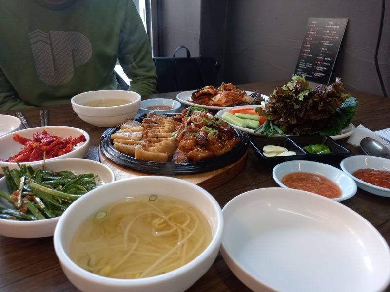 신이문 돌곶이 석관동 맛집 흥부왕족발 보쌈 직화불족발 반반세트 마지막 한점까지 따듯하게 먹을 수 있는 철판 탱탱한 식감의 칡