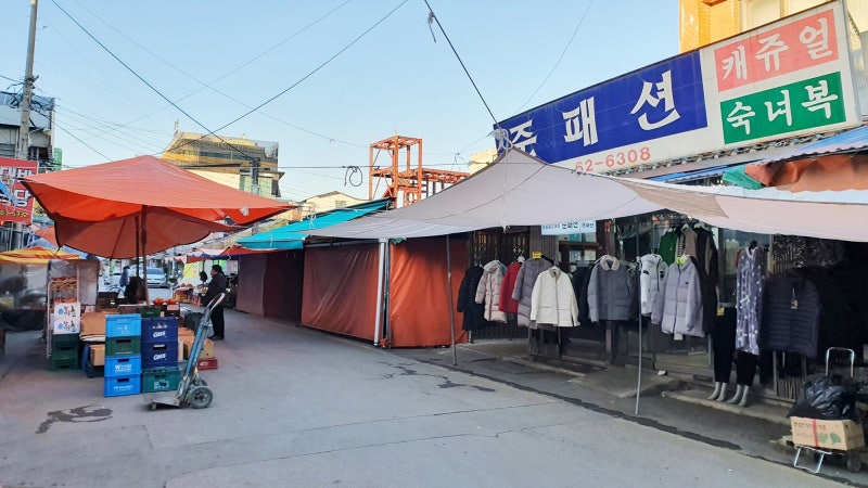 The rooftop Alley of Jochiwon Theme street where you can feel a time ...