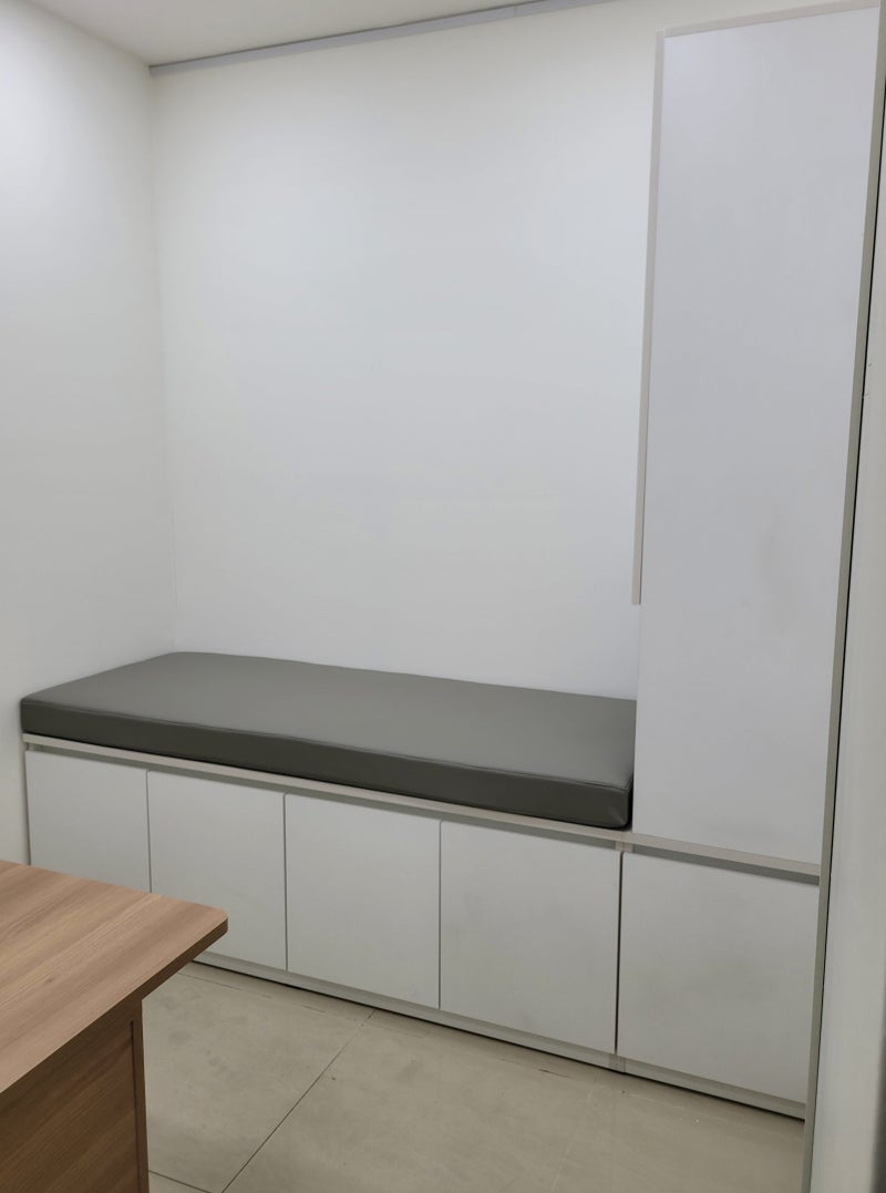 서울 삼성내과 병원 진료실 맞춤제작 주문 공간활용 진료책상 수납장 옷장 일체형책상 진찰베드 가구 하부 보관장 선반장 쿠션진찰대